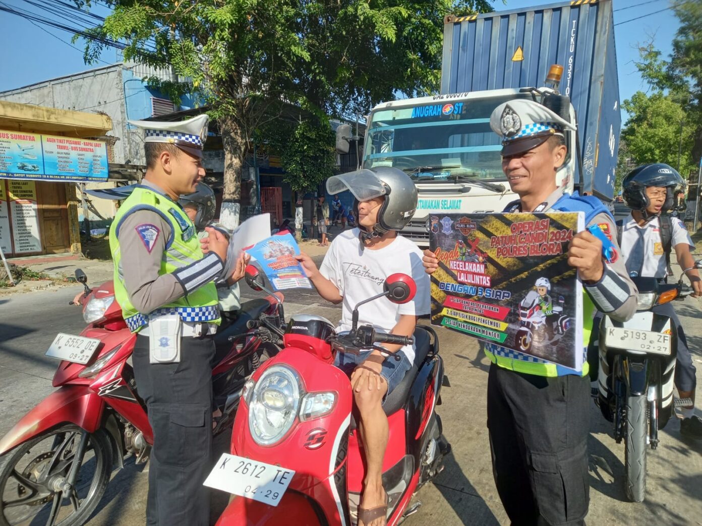 Polres Blora Bagikan Brosur & Pamflet Tertib Berlalu Lintas Dalam Rangka Operasi Patuh Candi ...